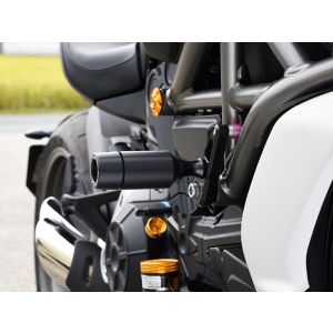 ◆XDIAVEL用のフレームスライダーキットです◆取り付けはアルミ合金削り出しのプレートを介しており、万が一の衝撃が直接フレームに伝わらないよう設計されています◆スライダー本体の材質は摩擦係数の小さいジュラコン樹脂で、転倒の衝撃を滑らせるこ...