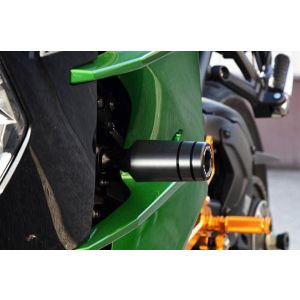 ◆KAWASAKI Ninja H2 SX用のフレームスライダーです◆スライダー本体の素材には、硬度があり、摩擦抵抗が少ないジュラコン樹脂を使用◆万が一の転倒等で、車体やエンジンのプロテクト効果を期待出来る、フレームスライダーを是非装備して...