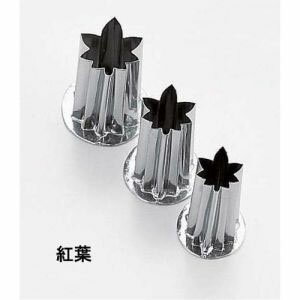 質量(kg)大 0.07中 0.06小 0.04季節の中の花景色を器に盛り込んで・・・・・夢咲く料理に旬の形を演じます。※各種特注承ります。※手造りの為、サイズに若干の違いがある場合がございます。