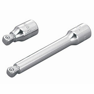 狭くて深い箇所の作業など、ハンドルが操作しにくい時、ソケットを延長させるために使用します。ドライブを球状加工し、10度まで傾けて使用できます。寸法/全長:50mm、軸径:8.0mm質量:22g