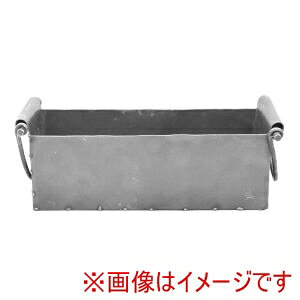 アイアンで作るプランターボックス(3号鉢が3個入る大きさ)です。取っ手付なので持ち運び便利、収納ケースとしても利用できます。millio(ミリオ)シリーズは、炎で赤らめた鉄をハンマーで形状を作る自由鍛造の技術を活かして生み出したロートアイア...