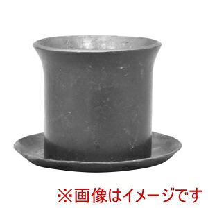 鍛造3号植木鉢と受け皿セットです。受け皿付で室内でも水遣りできます。アイアンの風貌と持ったときの重量感がたまらないです。鉢は口が広く下は排水穴が付いてます。millio(ミリオ)シリーズは、炎で赤らめた鉄をハンマーで形状を作る自由鍛造の技術...