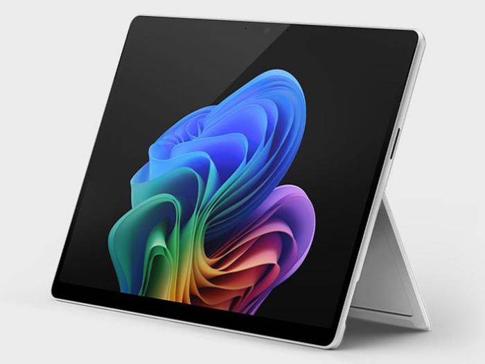 ■新しい可能性を引き出す Surface Pro キーボード (別売り) の Copilot キー(※)を押すか、Copilot をタスクバーから起動することで、あなたのアイディアを形にします。 ※ デバイスで Copilot for Wi...