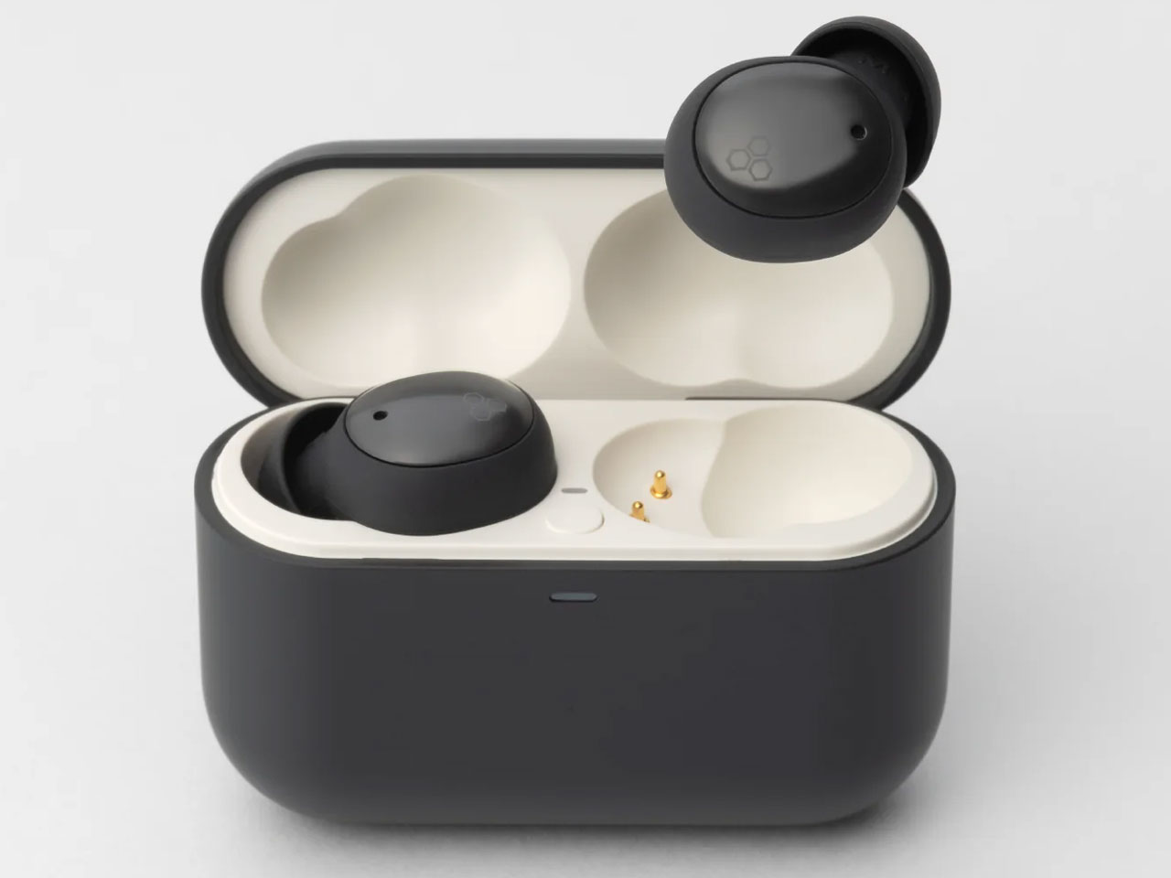 ■超軽量＆極小サイズで快適装着 「寝ながらでも快適に使用できるイヤホン」を目指し、自社最小設計である片側約3gの「超軽量＆極小筐体」を採用。 新開発の一体型ソフトイヤーピースと、耳の入口で密閉する筐体設計で圧迫感ゼロの理想的な装着感を実現し...