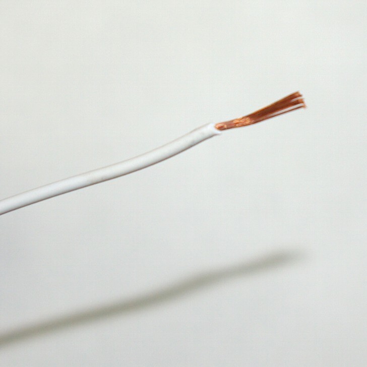 【楽天市場】KV 0.5SQ 白色【1m 切断販売】KHD 電子・通信機器配線用 ビニル電線 0.18φ×20心 0.5SQ 仕上がり外径：1.9mm 60°傾斜難燃 電子機器の内部配線用電線 ...