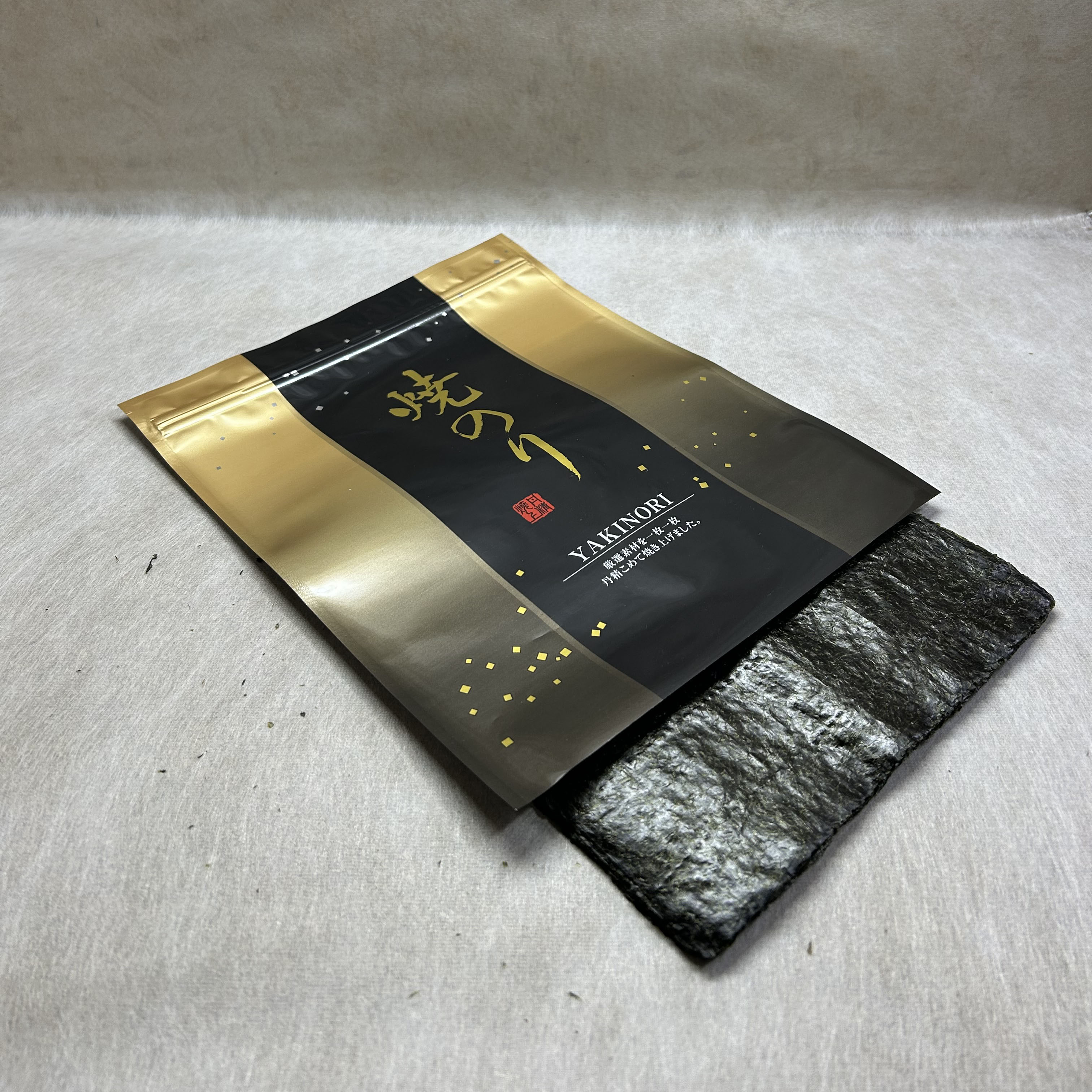 内容量 板のり7枚入り 賞味期限 9ヶ月（製造日より） 保存方法 直射日光・高温多湿を避けて冷暗所にて保存して下さい。また開封後はお早めにお召し上がり下さい。 原材料 乾のり（有明海産） 商品説明 九州有明海産の海苔を使用。口どけがよくサク...