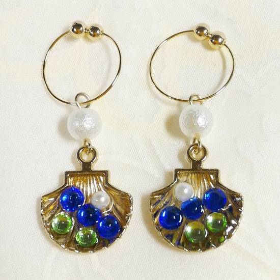 貝殻ゴールド　海のブルー&エメラルド クリスタルピアス 1番目画像は表　2番目画像は裏です 裏表は自由に付け替えできます。 コットンパール風6mm使用 サイズは貝　約15mm フープ下の長さ：約25mm フープイヤリング ノンホールピアス ...