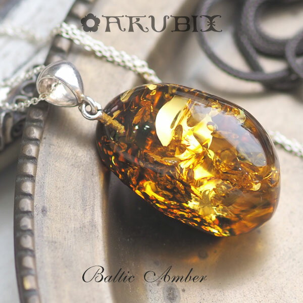 ラッピングについて 琥珀は植物生まれの天然石で、マイナスイオンを発生させる癒しのヒーリングアイテムです。身に付けるものを守ると言われ、お守り・魔除けのパワーストーンとしても人気があります。 鏡面のように艶やかなグリッターが折り重なるように閉...