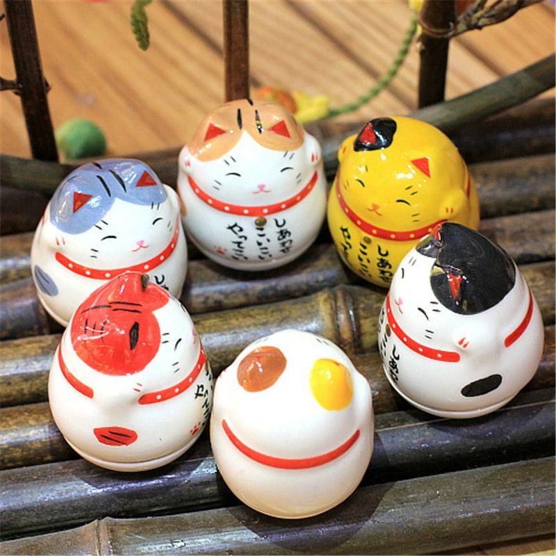 招き猫には幸運や商売繁盛を呼び込むという伝統的な信仰があります。多くの人々が、招き猫を持つことで良い運気を引き寄せたり、商売繁盛を祈願したりします。また、特定の手を振る招き猫によって、客を招き入れたり金銭を呼び込んだりすると信じられています...