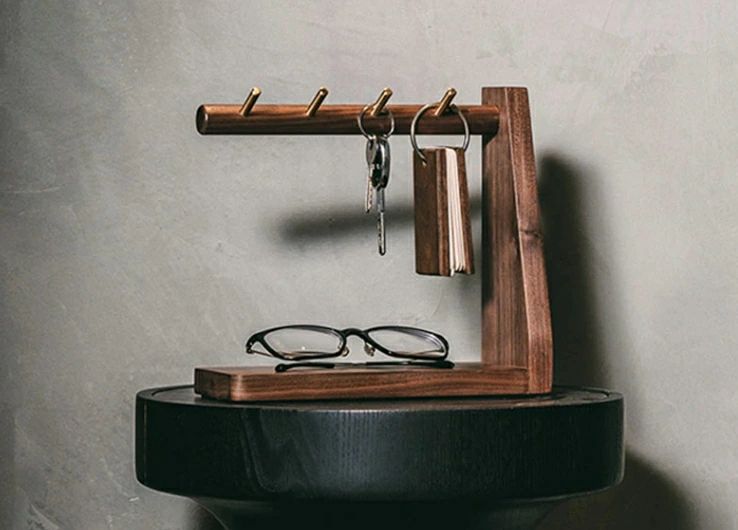 検索関連ワード：キースタンド キーフック 鍵スタンド 鍵かけ 鍵置き キー置き 玄関収納 小物置き ジュエリースタンド アクセサリースタンド シンプル 木製 左あき 右あき ウォールナット オールシーズン 7Life 家具 カフェ リビング...