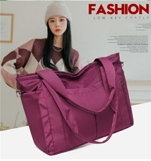 軽量と絶妙なサイズ 幅約41cm、高さ約34.5cm、マチ約16cm、ハンドルの高さ約22cm、完璧なサイズで、日常のアイテムを収納しやすい。さらに、バッグ本体がわずか380g、ショルダーベルトが100g、長時間の使用でも肩や背中への負担を...