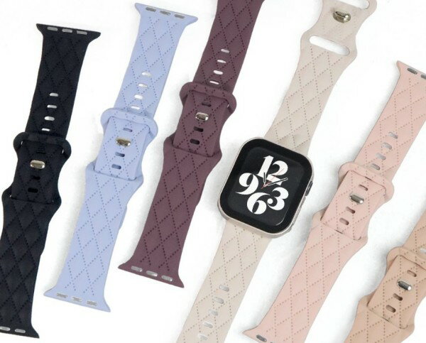 人気のダイヤ型のステッチをモチーフにしたデザインのレディース用のアップルウォッチバンドです。 スポーィになりがちなシリコンバンドですが、モコモコした立体仕上げのキルティング模様が甘く可愛く手元を演出します。 サラサラとした触り心地のシリコン...