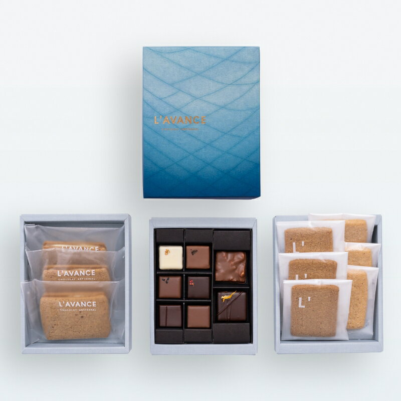 2026年新登場の3段ボックス家族や大切な人たちと過ごす、あたたかなひとときをイメージしたシリーズ ホワイトガナッシュをスペキュロスで挟んだ〈L’シグネチャー・サンド〉、〈ロシェー L’AVANCE〉や〈大崎上島レモンと蜂蜜〉などの代表的な...