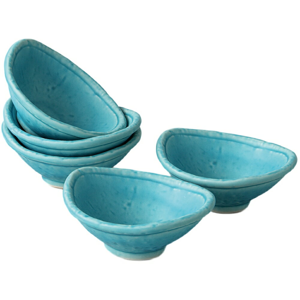 美濃焼の伝統と現代の機能性が融合した「マットブルー玉渕小鉢5ヶ組」は、日本製の高品質な和食器セットです。このセットは、鮮やかなマットブルーの色合いと独特の玉渕デザインが特徴で、どんな食卓にも洗練された雰囲気をもたらします。各小鉢は、薬味、醤...