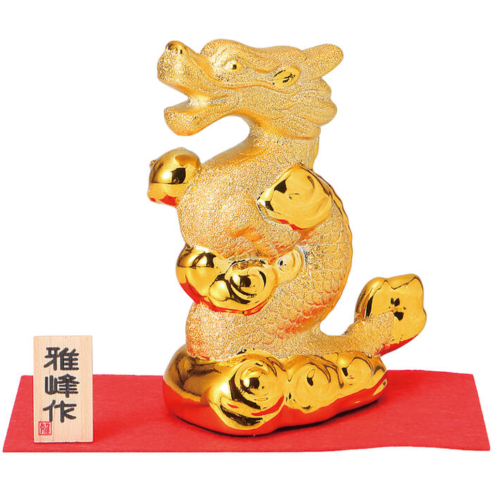 風水金彩 飛翔龍 置物は、風水の力を取り入れた美しいオブジェです。金色に輝く龍のデザインは、空を飛ぶ姿を象徴し、運気を高めるとされています。この置物は、家庭やオフィスのインテリアとしても最適で、空間に華やかさと活力をもたらします。箱入りで贈...