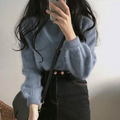 毛足の長いふわふわとした質感が可愛いファーニットです。シンプルな形でとても使いやすく、ファーの質感がガーリーな雰囲気を高めてくれる一着となっています。色展開 ホワイト ブルーサイズサイズ(cm)/着丈 53 /バスト 100 /肩幅 41 ...