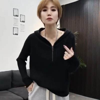 ジップ使いがデザイン的なリブニットセーターです。少し長めの丈感でお尻まで隠れるので、体型カバー力も優れた一着となっています。色展開 ブラック ホワイト レッド カーキサイズ M L XL 2XL 3XL 4XLサイズ(cm)M /着丈 63...