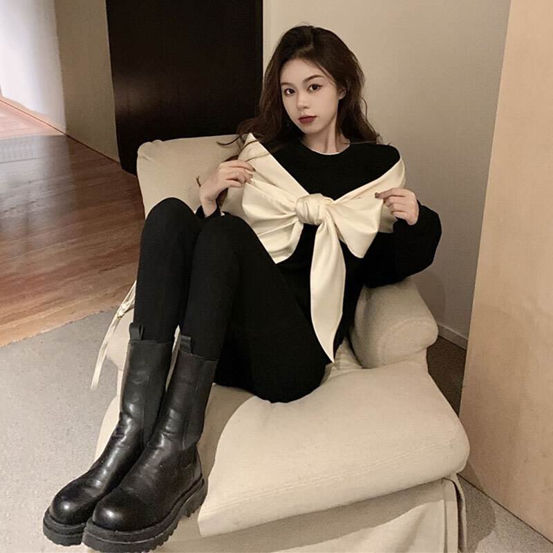 これでコーデ出来上がり上下2点セットです。大きいリボンがインパクト大のフェイクショールセーターと、スリムパンツです。フェミニンなリボンにブラックパンツで甘辛コーデが注目されること間違いなしです。色展開 ブラックサイズ S M Lサイズ(cm...