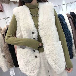 もこもこ感が可愛いおしゃれなボアベストベーシックなデザインでインナーやボトムスとの組み合わせも自由色展開 ホワイト ベージュサイズ S M L XLサイズ(cm)S /肩幅 38 /バスト 104 /着丈 60M /肩幅 39 /バスト 1...