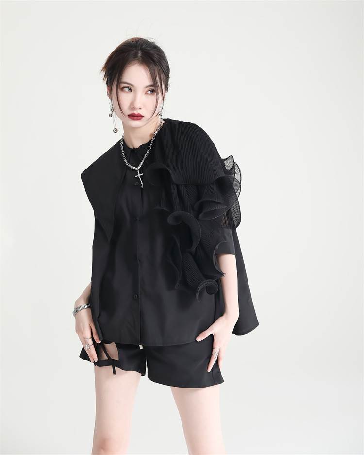 襟のフリルとアシメントリーなステッチがおしゃれな半袖シャツ。ルーズなシルエットなど、さまざまなスタイルに合わせられる着回し力抜群のアイテムです。色展開 ブラック ホワイト グリーンサイズ S M Lサイズ(cm)S /バスト 118 /肩幅...