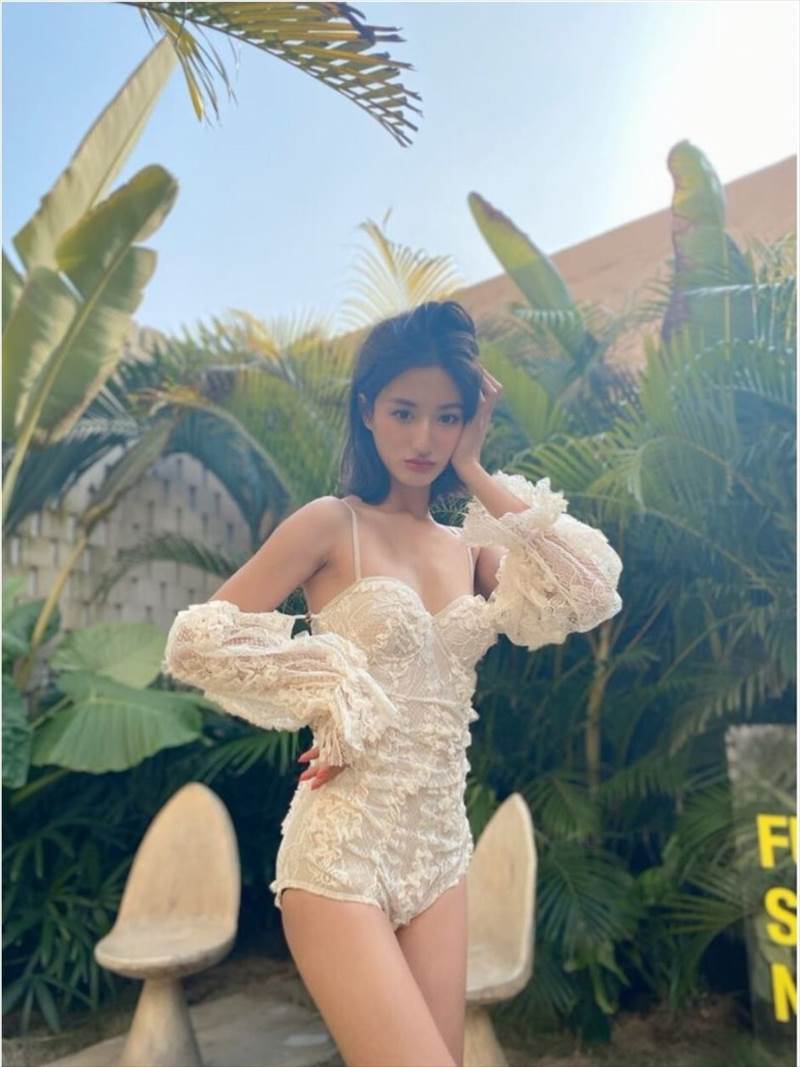 胸元をセクシーに魅せてくれる三角ワンピース。ギャザーと背中のレースアップサポートでスタイルアップを目指せます。二の腕をカバーする袖がポイントです。色展開 アプリコット ブルーサイズ M L XLサイズ(cm)M /身長 150-160 /体...