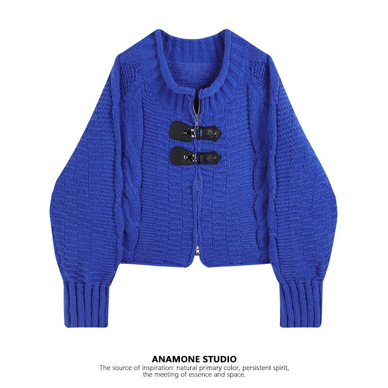 鮮やかなブルーのカーディガンです。胸元のデザインが個性的でとてもおしゃれです！色展開 ブルーサイズ S M Lサイズ(cm)S /着丈 49 /バスト 114 /袖丈 71M /着丈 50 /バスト 116 /袖丈 72L /着丈 51 /...
