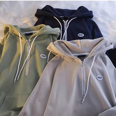 自由自在に使える万能トップス、トップス プルオーバー パーカー ハーフジップ ミディアム丈 フーディが登場しました。ドロップショルダーにスタイリッシュなストレートシルエット、最新トレンドのロゴデザインがかっこよく、モノトーンや大人カラーの3...