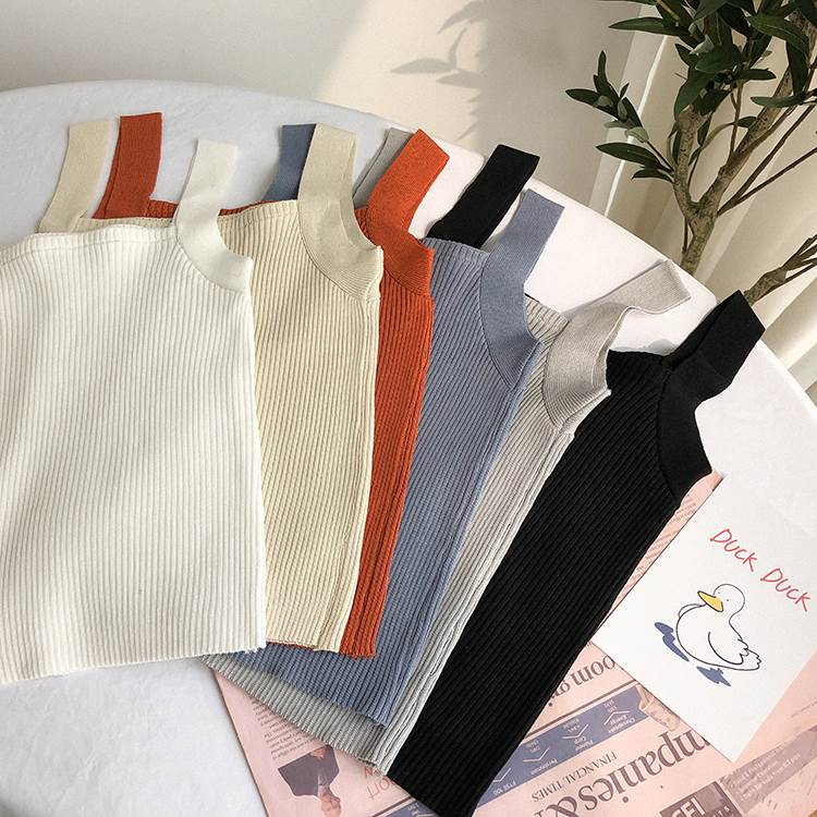 夏のコーデには欠かせないトップス！このタンクトップは、袖なしのノースリーブデザインにスクエアネックが可愛らしいポイント。さらに、スリムで細身に見えるシルエットは体型カバーにも最適です。綿とポリウレタンの素材で、伸縮性があり着心地もバツグン。...