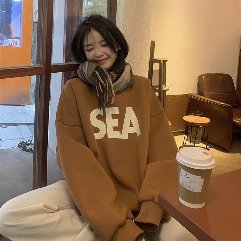 スポーティーで可愛いトレーナー。大人のマニッシュスタイルを叶えるワイドなシルエットが魅力です。ゆるっとした着こなしで幅広いファッションにマッチします。色展開 パンプキンオレンジ クリーミーアプリコットサイズ S M L XLサイズ(cm)S...