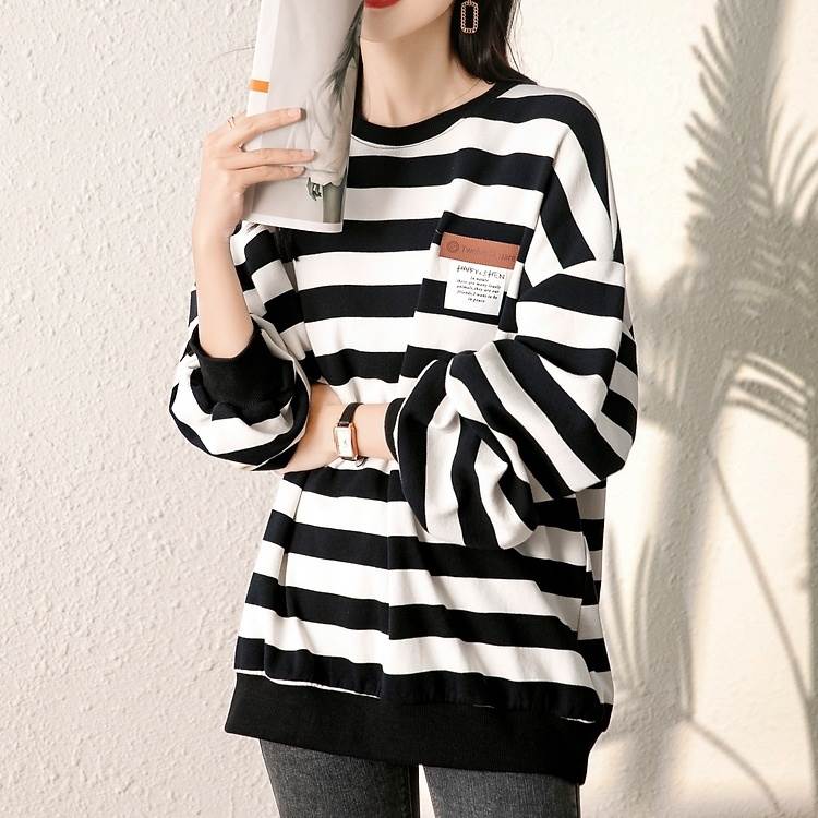 モノトーンボーダースウェットトレーナーです。ゆったり仕立てでおしゃれ可愛いデザインおうち時間などリラックスタイムにも最適です。色展開 ブラックサイズ S M L XL 2XLサイズ(cm)S /着丈 65 /バスト 116 /袖丈 51 /...