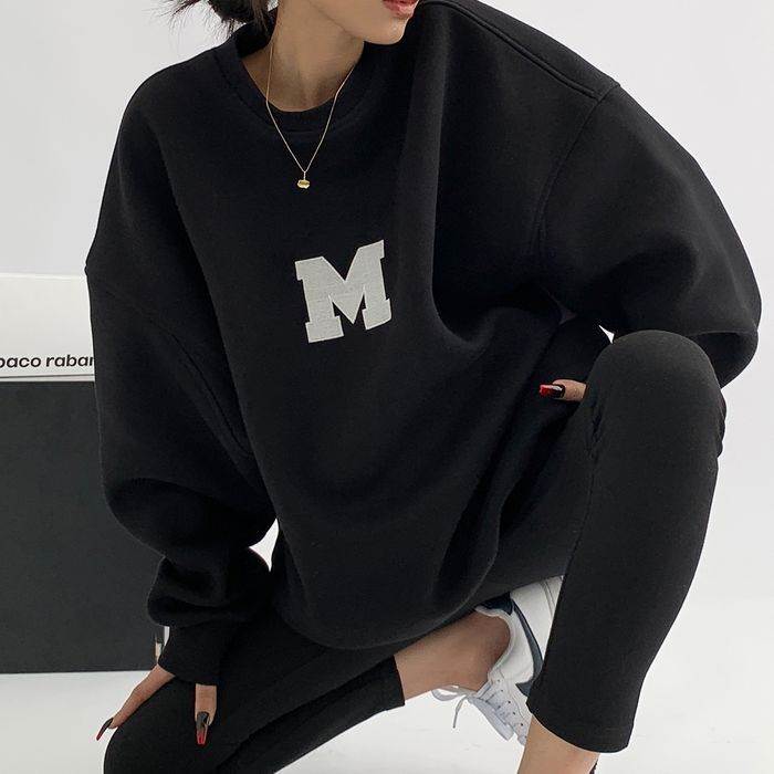 トレンドを取り入れたオーバーサイズスウェットです。クルーネックと長袖デザインで、上品なニュアンスを感じさせます。オーバーサイズシルエットにすることで、トレンド感とこなれたスタイルを演出できます。色展開 ブラックサイズ Sサイズ(cm)S /...