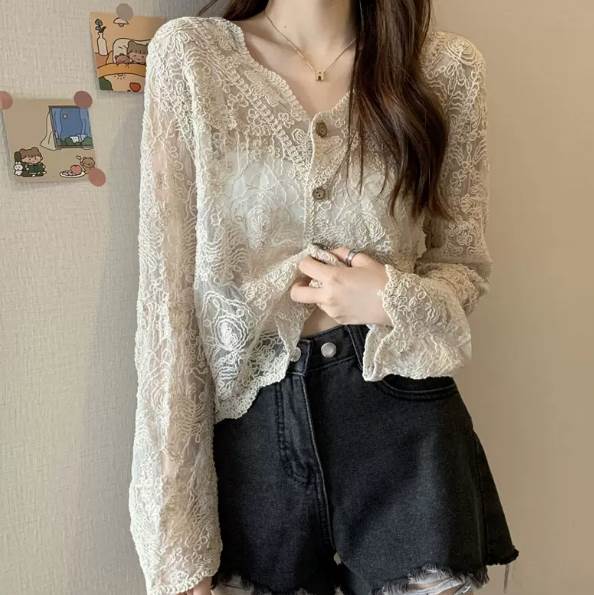 上品なレース使いがエレガントなVネックカーディガン。デザイン性もとても魅力的で、カジュアルなパンツスタイルから、きれいめなスカートスタイルまで幅広い着こなしができます。生地は伸縮性があり、美しいラインを作り出すように仕上げています。ニュアン...