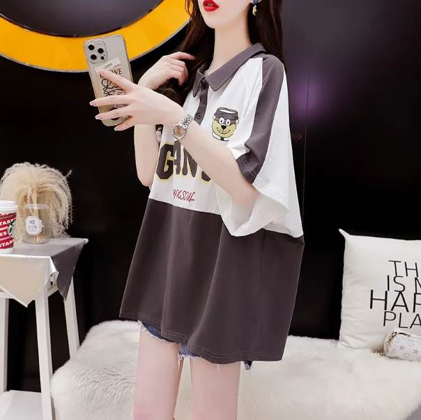 カジュアルでもきれいめに着こなせるバイカラー切り替えの半袖ポロシャツは、ビッグシルエットでトレンド感たっぷり。さりげなくプリントされたポップなロゴがアクセントになっています。シャツカラーになっている襟が上品な印象を与え、ビッグシルエットだか...