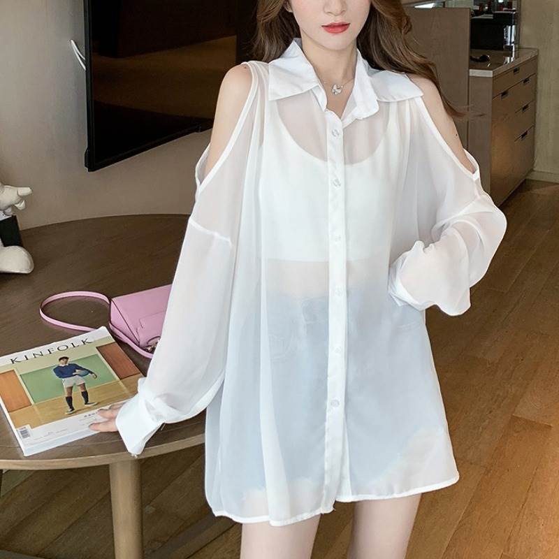 肩開きデザインと透け感のある生地でちょっぴりセクシーに！フロントボタン仕様で羽織としても大活躍のシアーシャツです。色展開 ホワイト ブラックサイズ M L XL 2XL 3XL 4XLサイズ(cm)M /着丈 72 /肩幅 33 /バスト ...