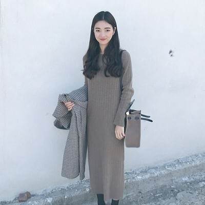 こんなに使い勝手の良いニットワンピースは初めてかもしれません。ミモレ丈で動きやすく、ストレートラインなので体型カバーも◎。多彩なシーンで使える、大人カジュアルにもきれいめにも仕上がるデザインです。さらに、リブニットの編み目が作り出す表情がさ...