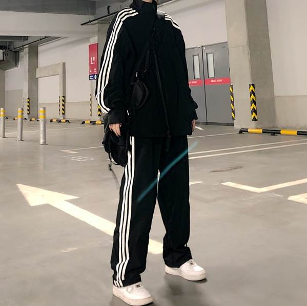 スタンドカラーがおしゃれなセットアップが新登場！ブルゾンとストレートパンツの2点セットでお得感も抜群。ビッグシルエットでトレンド感もしっかりとキープ。さらに、バイカラーのモノトーンが上品な雰囲気を演出してくれます。ニュアンスが可愛い、ライン...