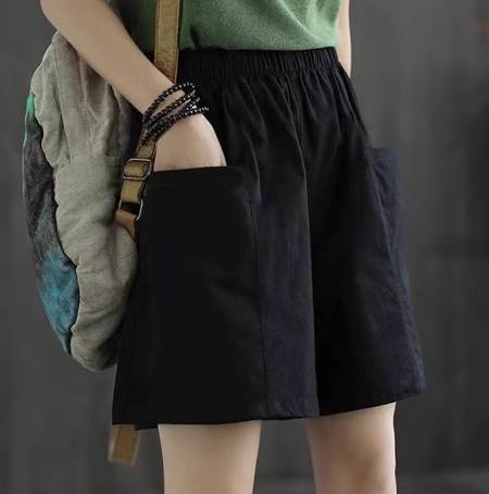 心地よいリラックス感と、おしゃれなデザインが魅力のセットボトムスです。ショートパンツの2点セットで、お得感も魅力的。サイドポケットがアクセントとなったデザインは、カジュアルながらもどこか上品な印象。ウエストはゴム仕様で、楽ちんだから、お出か...