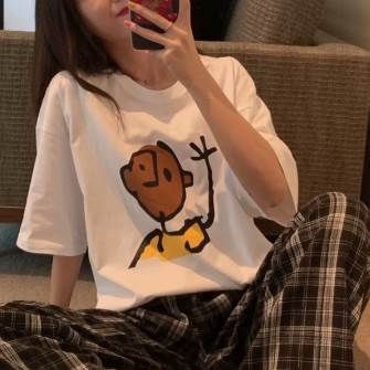 このオーバーサイズの半袖Tシャツは、着る人の個性を引き立てるアイテムです。袖ありで、襟もなしのシンプルなデザインなので、どんなボトムスとも相性抜群。ビッグシルエットで着ると、美ラインが際立つニュアンスがあります。大人可愛い、大人カジュアル、...