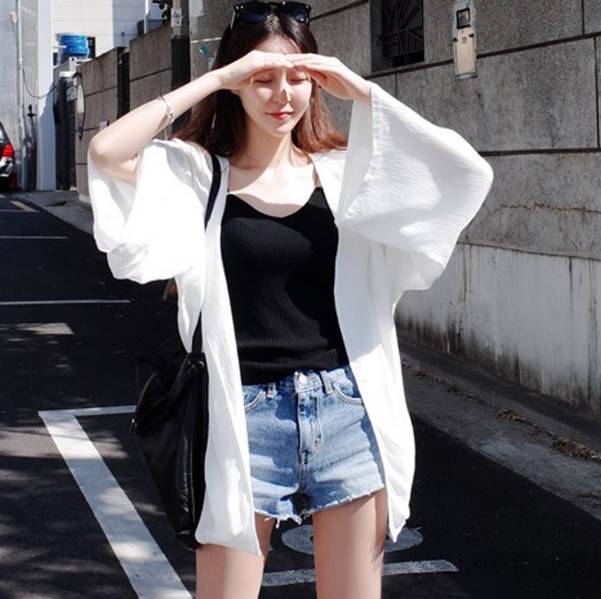 ナチュラルで優しい雰囲気が魅力のブラウス、カーディガンです。フレアスリーブが女性らしさを引き出し、タイトなデザインでスッキリとした美ラインを演出し大人可愛いから大人女子まで幅広い世代に愛されます。エアリーな素材感が軽やかで、肌触りも抜群です...