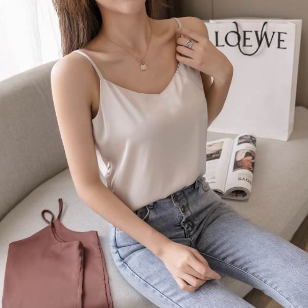 美しいラインが際立つキャミソール。Vネックでデコルテを美しく魅せ、薄手で肌触りも抜群です。光沢感がある素材により、上品で落ち着きのある雰囲気を演出します。可愛らしいカラバリで、どんな場面でも活躍します。カジュアルからきれいめまで、様々なテイ...