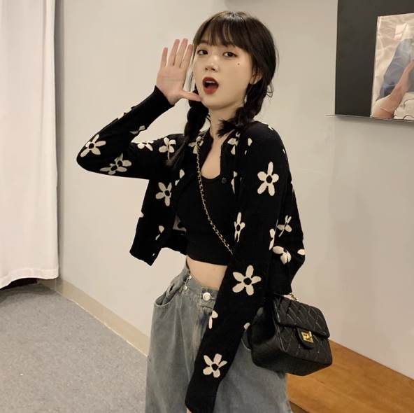 ロマンチックな花柄が目を引く、大人可愛いトップスが登場しました。ショート丈で、ハイウエストのボトムスと相性抜群。クルーネックで、デザインの美しさが際立ちます。ニット素材で、柔らかい着心地にも注目です。サイズ(cm)/着丈 43 /バスト 9...