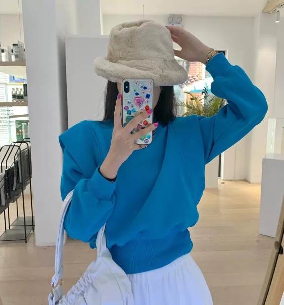 エレガントで洗練されたハイネックプルオーバーの登場です。パワーショルダーが特徴的で、女性らしい美ラインを演出してくれます。デザイン性が高いので、スタイリングの主役級アイテムになってくれます。色展開 ブルー ホワイトサイズサイズ(cm)/着丈...