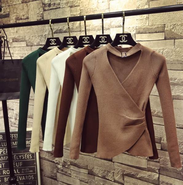 トレンド感のあるラップデザインのVネックニットが入荷いたしました！首元にはベルトストラップがあしらわれ、細見えする美ラインを叶えてくれます。シンプルなデザインながら、細部にまでこだわりが詰まった一枚です。色展開 ブラック ホワイト ベージュ...