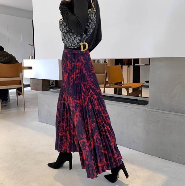 エレガントで個性的なプリーツスカートが登場しました。モダンな柄が映えるロング丈のデザインで、あなたのスタイルを格上げします。流行のモードな雰囲気がありながら、シンプルで上品なカジュアルスタイルや、大人可愛いコーディネートにもぴったりです。裏...