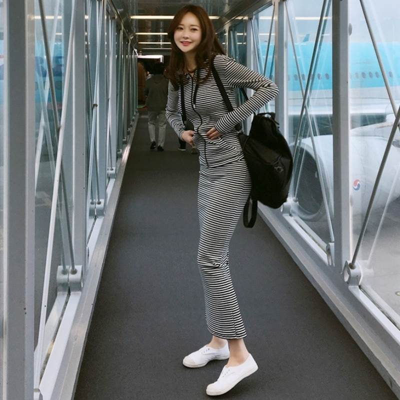 大人カジュアルなボーダーのツーピースセット。トップスは薄手のジップアップで、ストレスフリーな着心地。ロングスカートはウエストゴムで楽ちんなうえ、背面にスリットが入っているので、動きやすくヘルシーな肌見せが叶います。おしゃれなタイトシルエット...