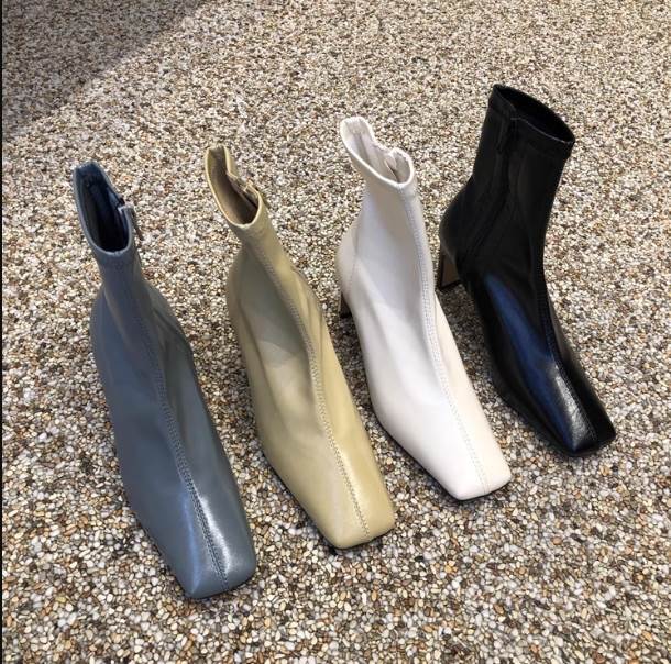 大人可愛い雰囲気のブーツです。7cmのハイヒールで美脚＆脚長効果もバッチリ！丸サイドジップで脱ぎ履き簡単♪ステッチディテールがアクセントになっています。 レザー調のPU素材は、見た目にも高級感があり、耐久性も抜群です。色展開 ホワイト ベー...