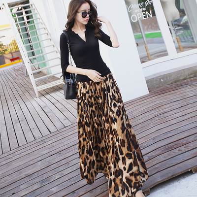 大人カジュアルなマキシスカートが登場！フレアスカートでありながら、マキシ丈でスタイリッシュな印象を与える一枚です。ウエストはゴム仕様で、着心地も楽ちん。どんな体型の方でもスッキリとしたシルエットが作れます。デザインはアニマル柄で、お好みに合...