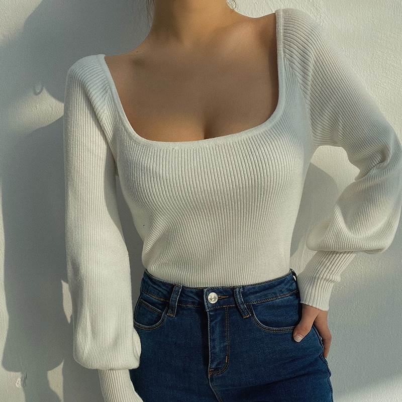 デコルテラインを美しく魅せるスクエアネックのリブニットトップス。手元ふんわりのランタンスリーブのボリューム感が大人可愛く、手首をほっそり見せてくれるロングカフスデザインです。ウエストぐらいまでのショート丈と細身のシルエットで裾を出してもボト...