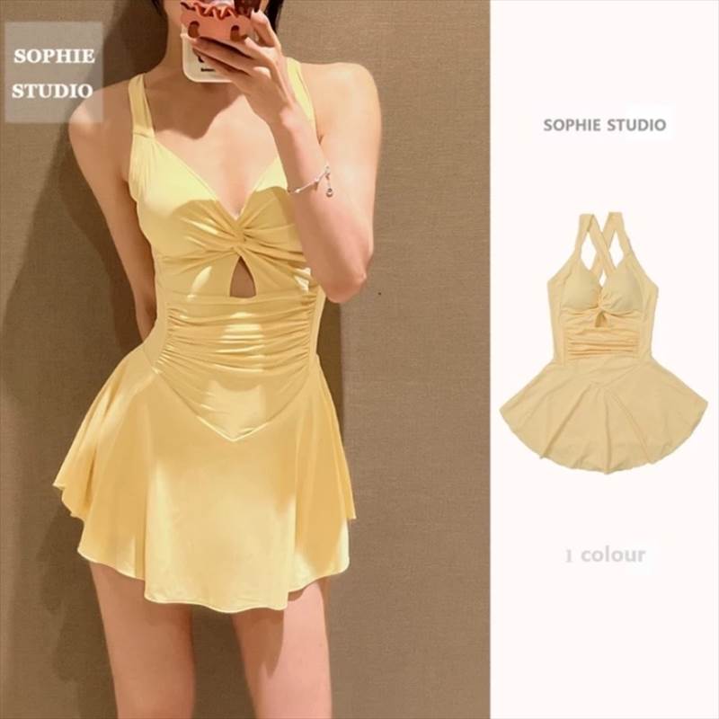 夏のリゾートにぴったり！体型カバー効果抜群の大人可愛いワンピース水着です。ウエストカット＆バッククロスバンドで華やかさアップ、リゾートでも注目のスタイリングです。美脚＆スタイルアップを叶える、おしゃれで高見えな水着です。色展開 イエローサイ...