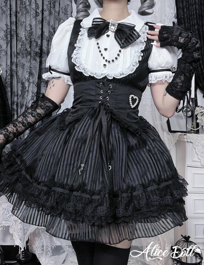 ～商品説明～ ゴシックロリィタテイストを基調とした、レースやフリルを贅沢にあしらったミニ丈ワンピースです。 取り外し可能なコルセットはウエストラインを程よく引き締め、全体のシルエットを美しく整えます。 胸元のリボンも取り外し可能となっており...